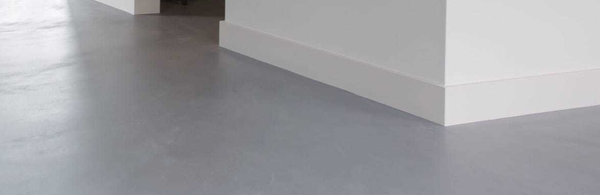 Plinten aanbrengen – Newstyle Gietvloeren & Wandstyling